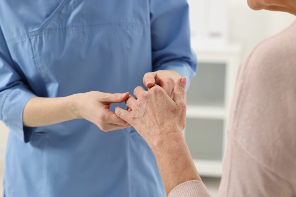 Fingerarthrose behandeln - Schmerzlinderung & Beweglichkeit ...