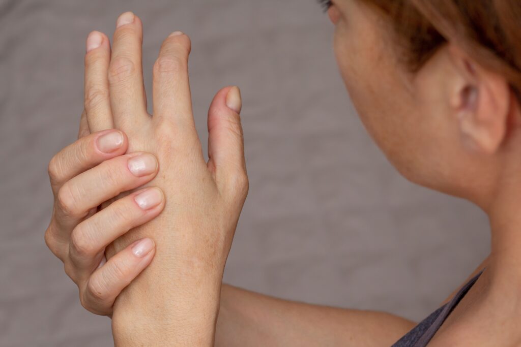 Fingerarthrose behandeln - Schmerzlinderung & Beweglichkeit ...
